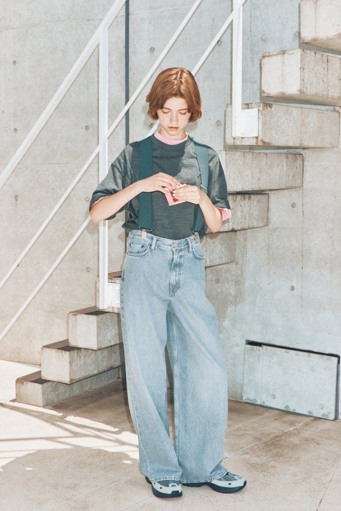 チラッと見えるピンクのTシャツがポイント！秋におすすめのグレーベースのコーデ【本日のFUDGE GIRL-11月1日】 | TRILL【トリル】