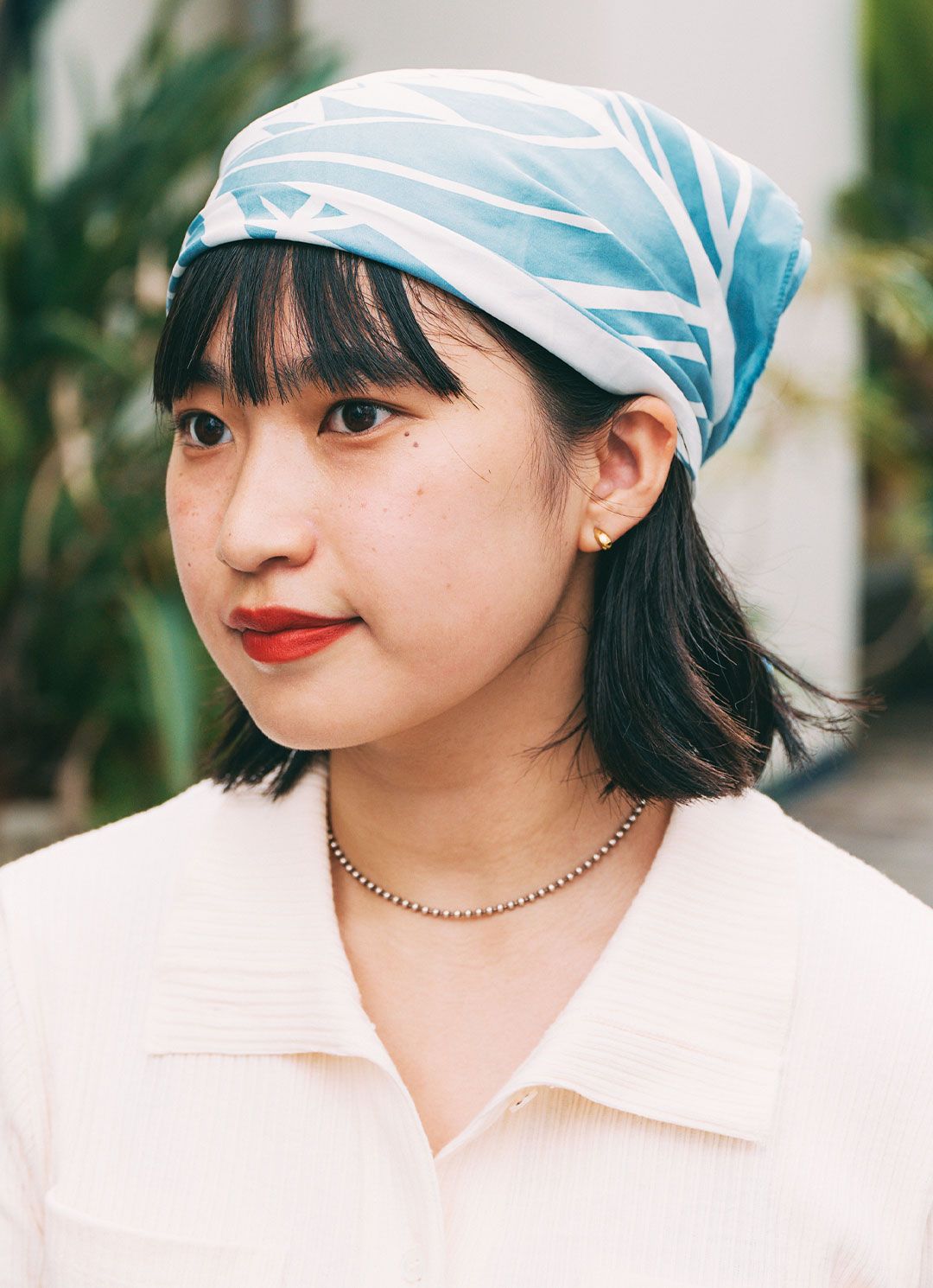 トレンドのヘッドスカーフはこう巻く！コーデを格上げしてくれる小物遣いの秘訣 | HugMug | TRILL【トリル】