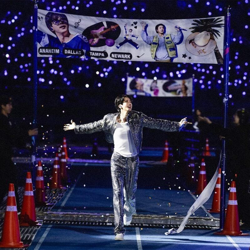 【コメント全文】BTS JIN初のソロファンコンサートツアーアンコールにJ-HOPEとJUNG KOOKも登場！「ARMYのために考えた」サプライズ続出の初日公演の様子を | TRILL【トリル】