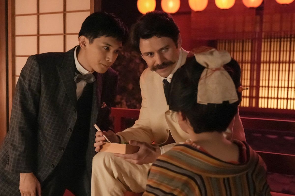 明日の『ばけばけ』“錦織”吉沢亮、“ヘブン”トミー・バストウのため家と女中を探すことに | TRILL【トリル】