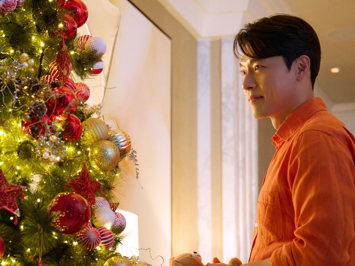 俳優ヒョンビン、お家でもこんな感じ？ツリーの前で“優しいパパの顔”【PHOTO】 | TRILL【トリル】