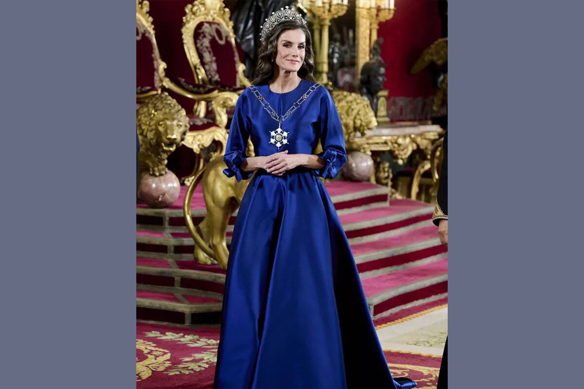 ロイヤルブルーのドレスを身にまとい、カルティエの象徴的なティアラを身に着けたレティシア王妃が美しすぎる！ | TRILL【トリル】