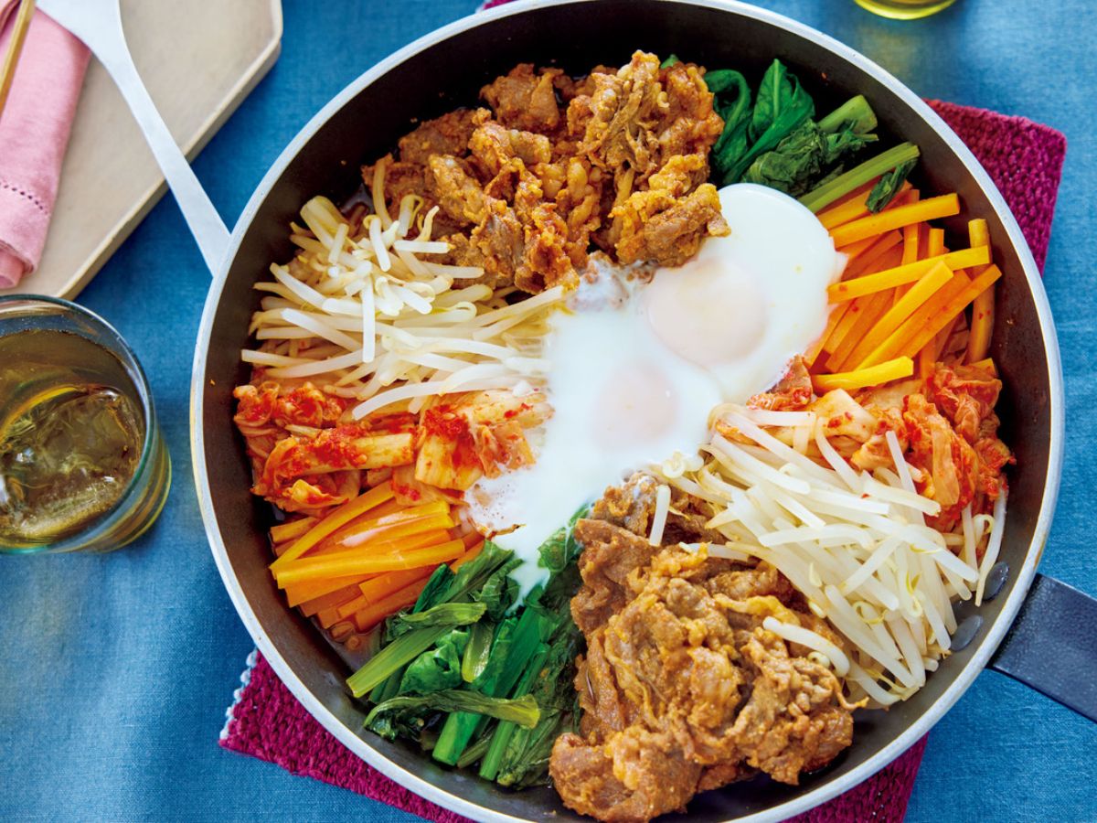 フライパンでただ蒸すだけで4人分が一気に完成！しかも映える『韓国風すき焼き』 | TRILL【トリル】