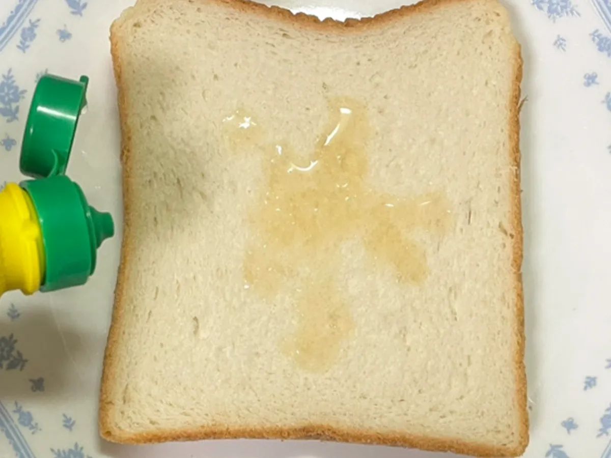 トーストにレモン汁を垂らすと… おしゃれなアレンジに「かわいい」「本当にできてる！」 | TRILL【トリル】