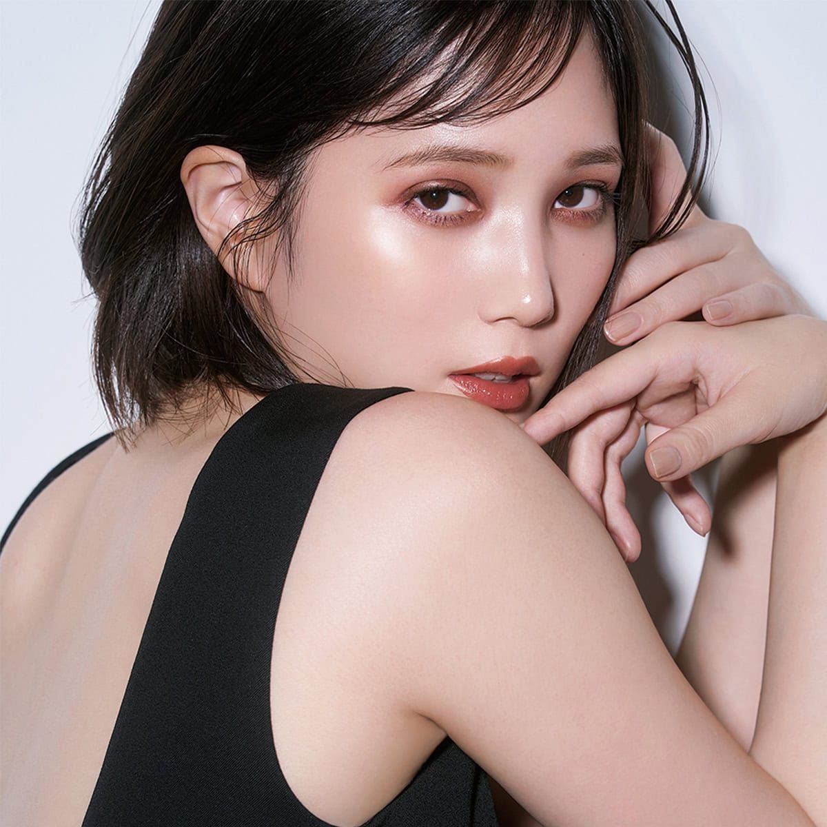帰ってきた「大人の河北メイク」！【本田翼×NARS】グラデーションで美しく魅せる求心アイメイク | TRILL【トリル】