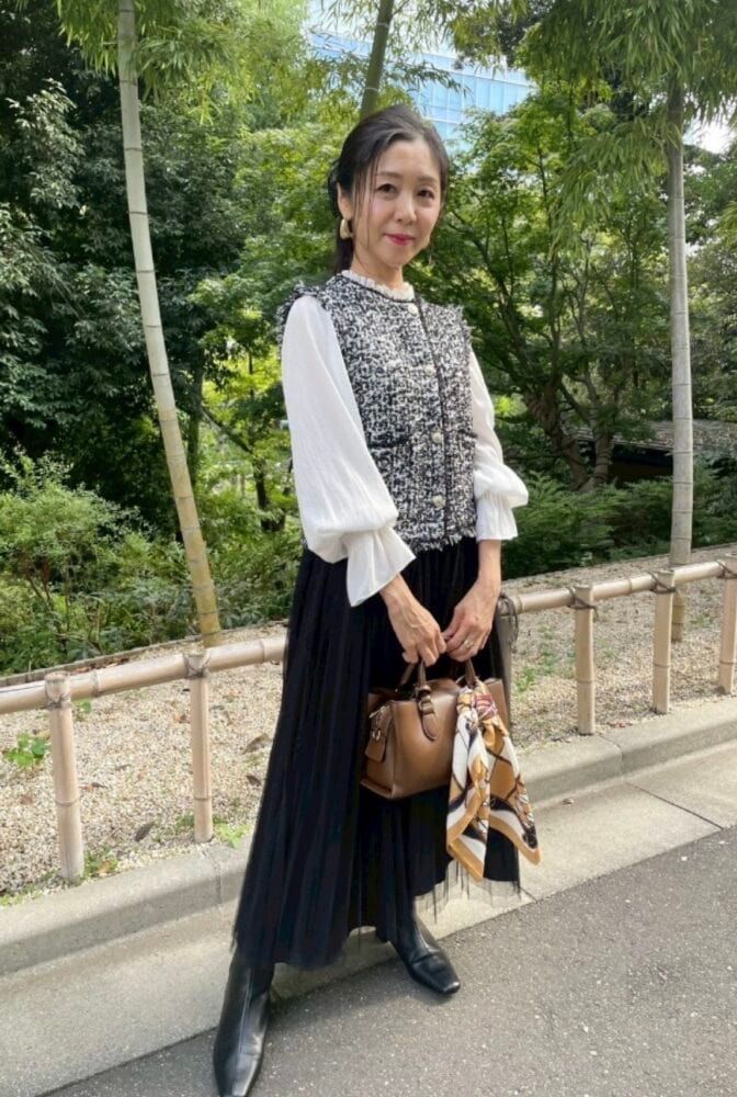 【60代お手本スナップ】ツイードの「ジレ」＋「チュールスカート」でふわっとやさしいモノトーンコーデは髪もふんわりまとめて | TRILL【トリル】