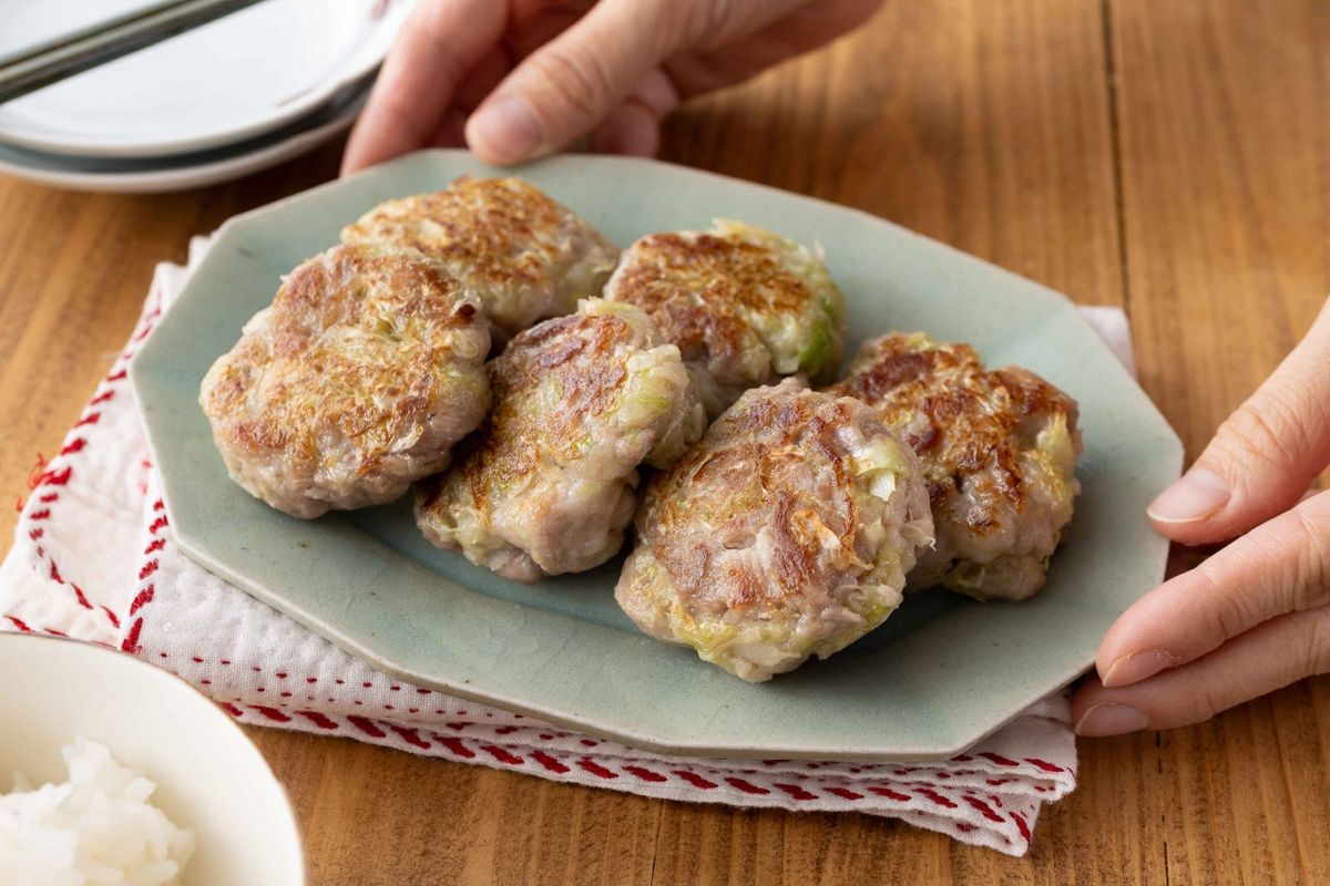 ふわもち食感がクセになる！豚キャベツボール【もあいかすみの一品で大満足「働楽ごはん」47】 | TRILL【トリル】