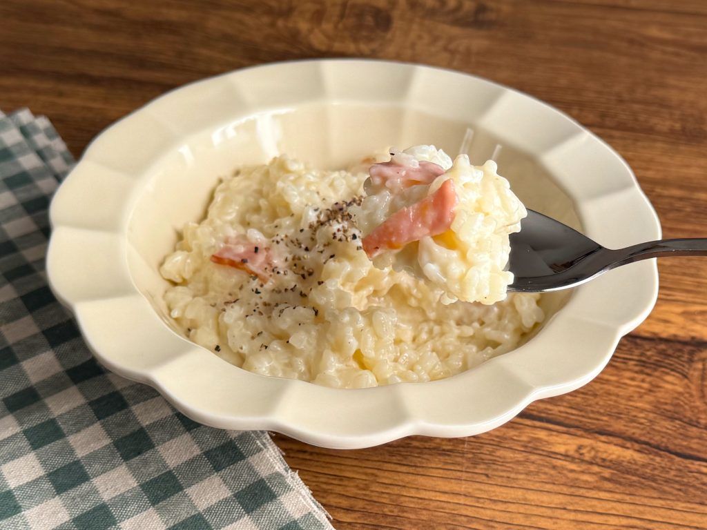 冷やごはんでOK レンジで簡単「ベーコンチーズリゾット」 | TRILL【トリル】