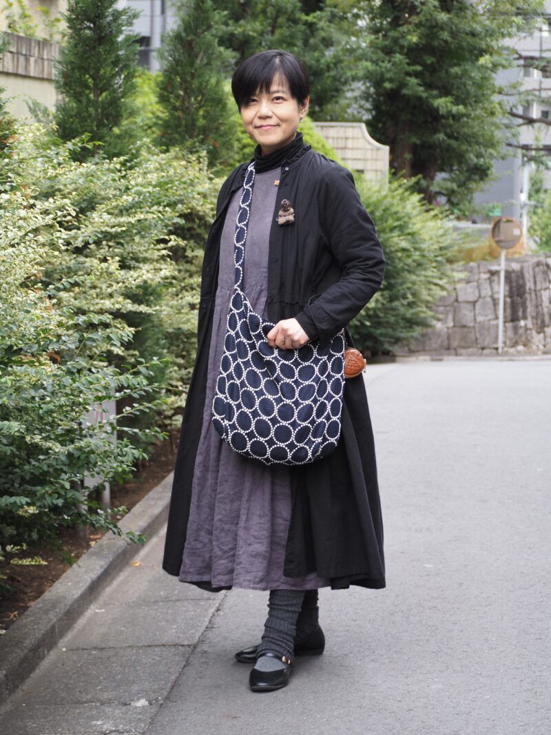 【スナップ】50代のワントーンコーデはレイヤードで鮮度高く仕上げるべし！「ミナペルホネン」のバッグがアクセントに | TRILL【トリル】