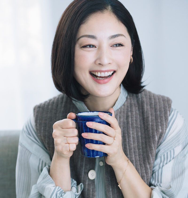 憧れの50代、常盤貴子さん「満開の美しさではなく、枯れていくプロセスの美しさに惹かれます」 | TRILL【トリル】