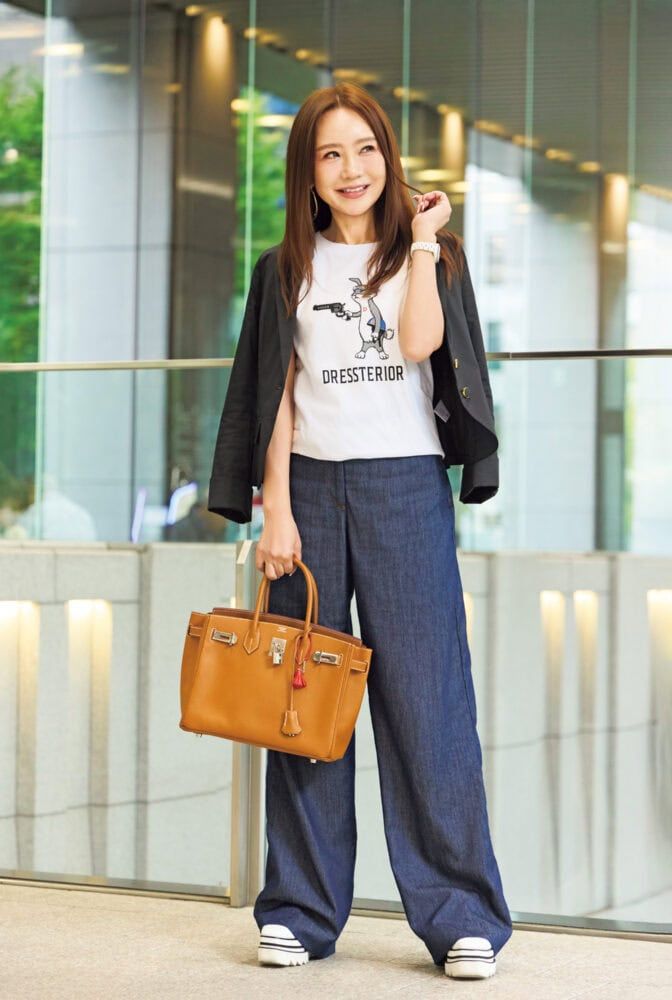 【60代お手本スナップ・大阪】品のあるジャケットスタイルにキャラTを加えた大人の品カジコーデを披露！ | TRILL【トリル】