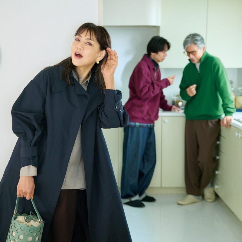 【60代ファッション】上質なシャツとサテンパンツのきれいめスタイルは、お仕事シーンで大活躍。 素敵な宝島田家物語14日目 | TRILL【トリル】