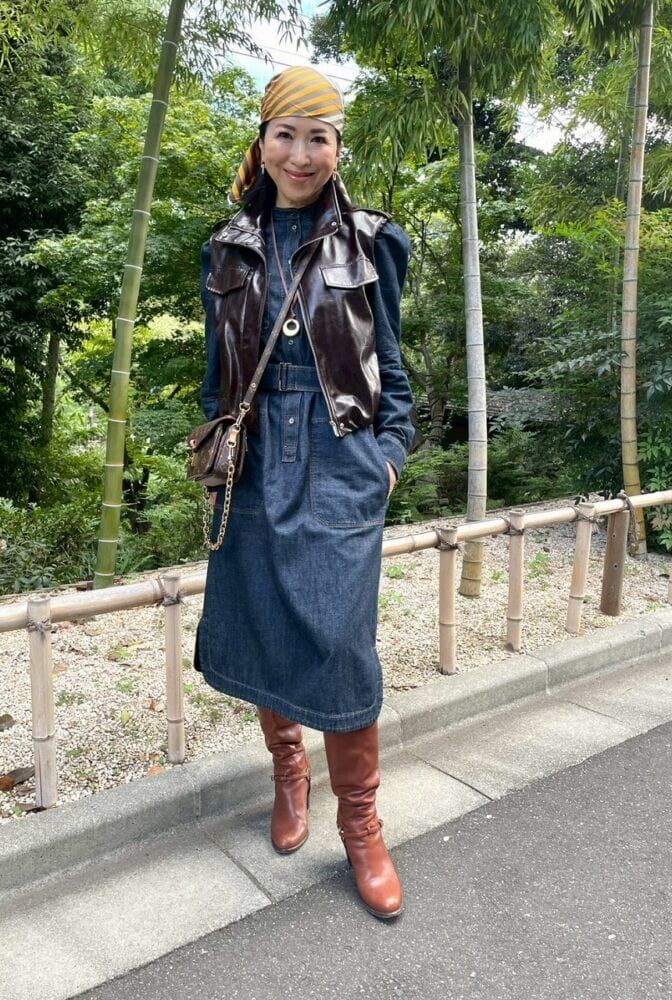 【60代お手本スナップ】秋のトレンドカラー「バーガンディ」を取り入れた「レザー×デニム」のレイヤードコーディネート | TRILL【トリル】