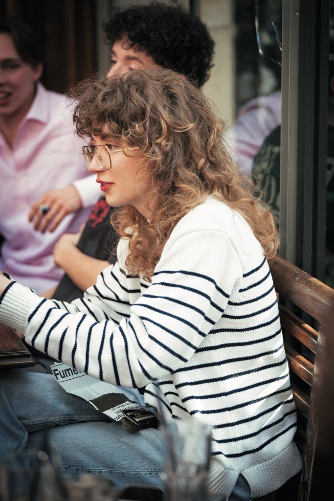 ZARAのデニムとユニクロのトップスというシンプルコーデにカーリーヘアと赤いリップが映える | TRILL【トリル】