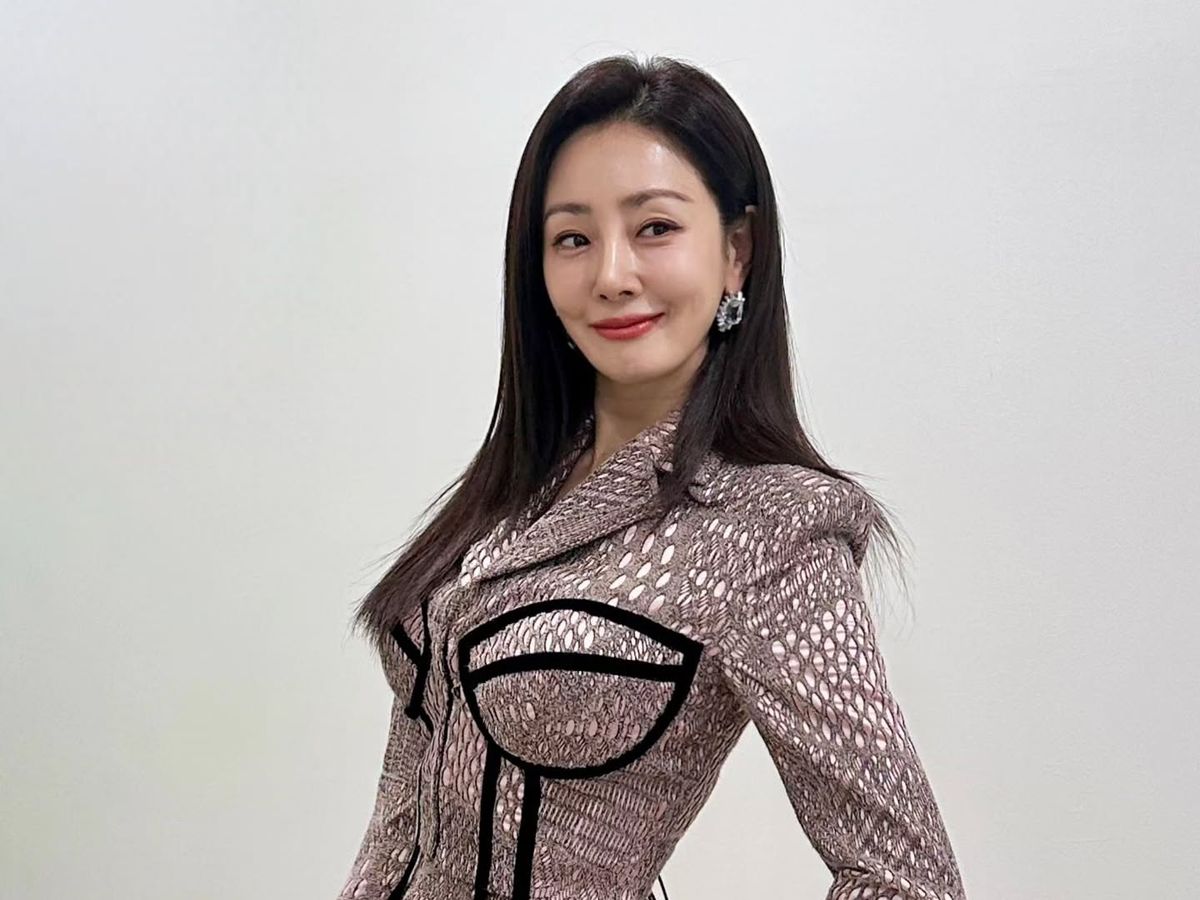 “奇跡の51歳” オ・ナラ、勇気を出した衣装がぴったり！美しい佇まいに目が釘付け【PHOTO】 | TRILL【トリル】