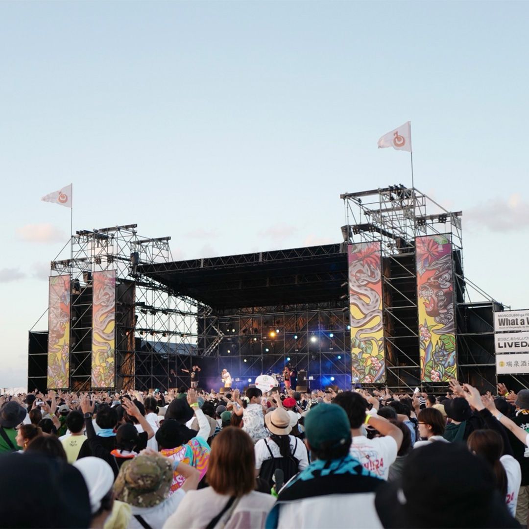 「青春アーティスト集結！ 親子で沖縄フェスを満喫」武智志穂の沖縄でのんびり双子育児 Vol.63 | HugMug | TRILL【トリル】