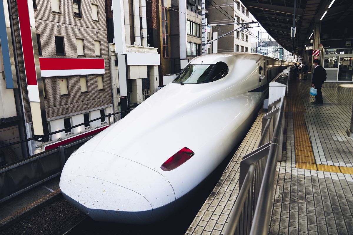 新幹線でベビーカーをたたまない親に「邪魔だ」 乗客8割超が「たたむ」と回答も…JR東日本の見解は？ | TRILL【トリル】