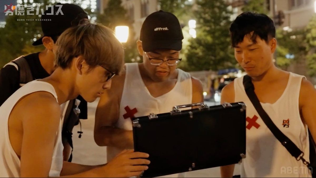 100km担ぎ続けた「宝箱」の中身にメンバー衝撃 メンズコーチ・ジョージがサプライズ「これ以上の宝はない」 | TRILL【トリル】