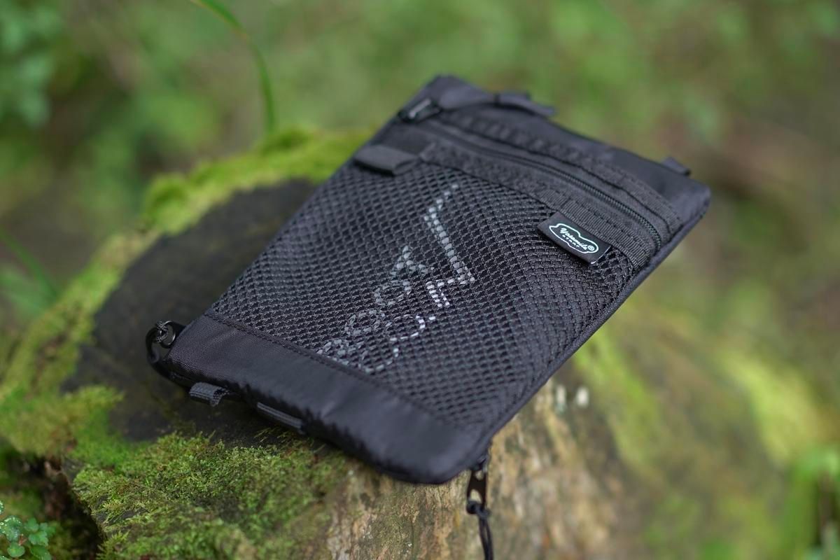 【ROOT CO.コラボ】人気「スマホケースバッグ」がアウトドア仕様に進化！カスタマイズで普段使いも | TRILL【トリル】