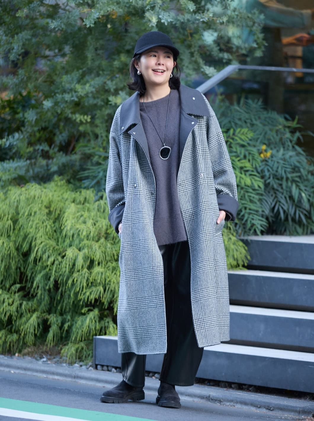 【40代スナップ】大人のモノトーンコーデは「柄」「素材感」、小物で華やか見せ！｜足立優子さん | TRILL【トリル】