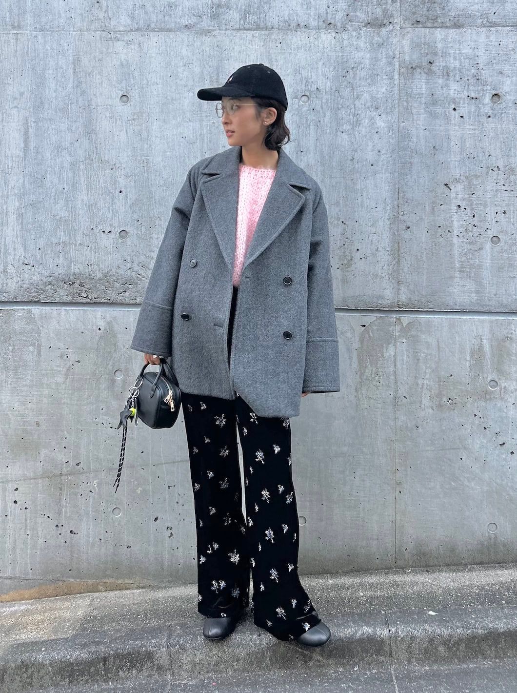 【40代スナップ】定番グレーコートに「ピンクニット」のチラリ見せが可愛い！｜西本真希さん | TRILL【トリル】