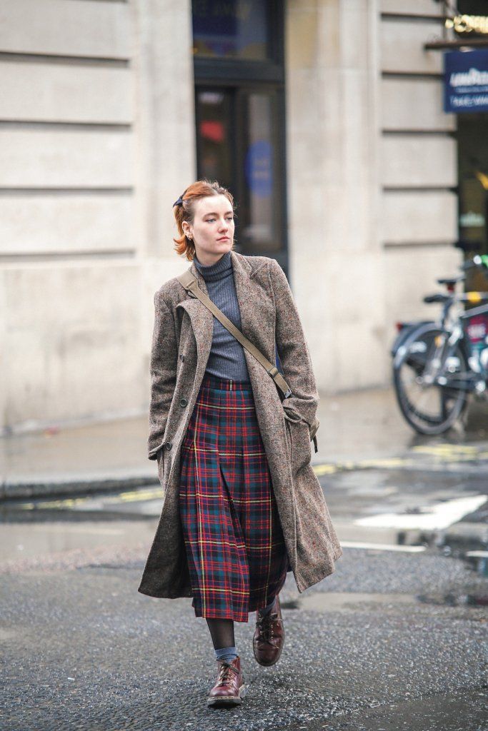 これぞ正統派のロンドンガールコーデ！赤いチェックのキルトスカートが素敵 | TRILL【トリル】