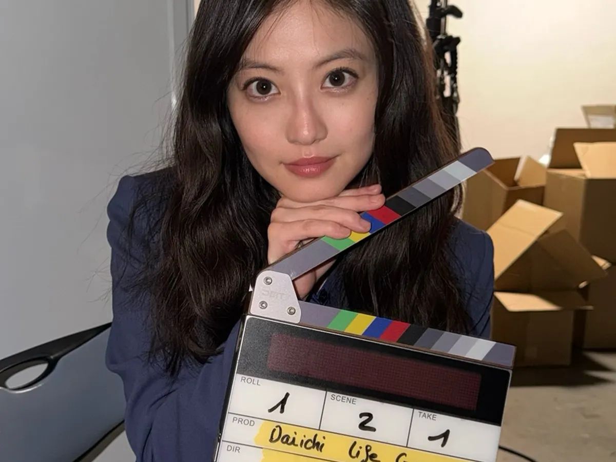 今田美桜の大人の魅力があふれ出るオフショット公開 松村北斗らと新CMに登場 | TRILL【トリル】