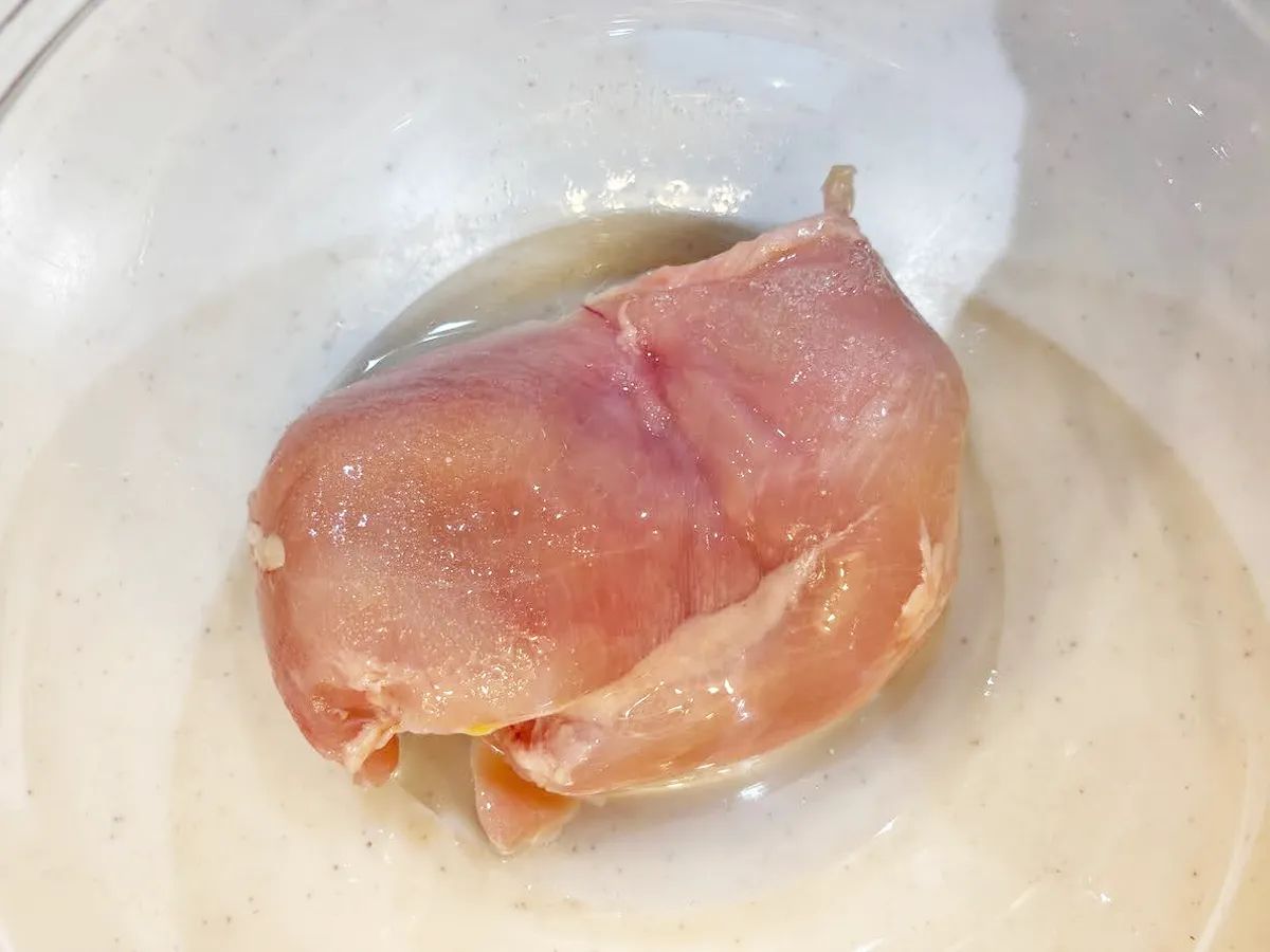 パサつきがちな鶏むね肉がしっとり！ ゆでるより簡単な調理法に「我が家の定番になりそう」 | TRILL【トリル】