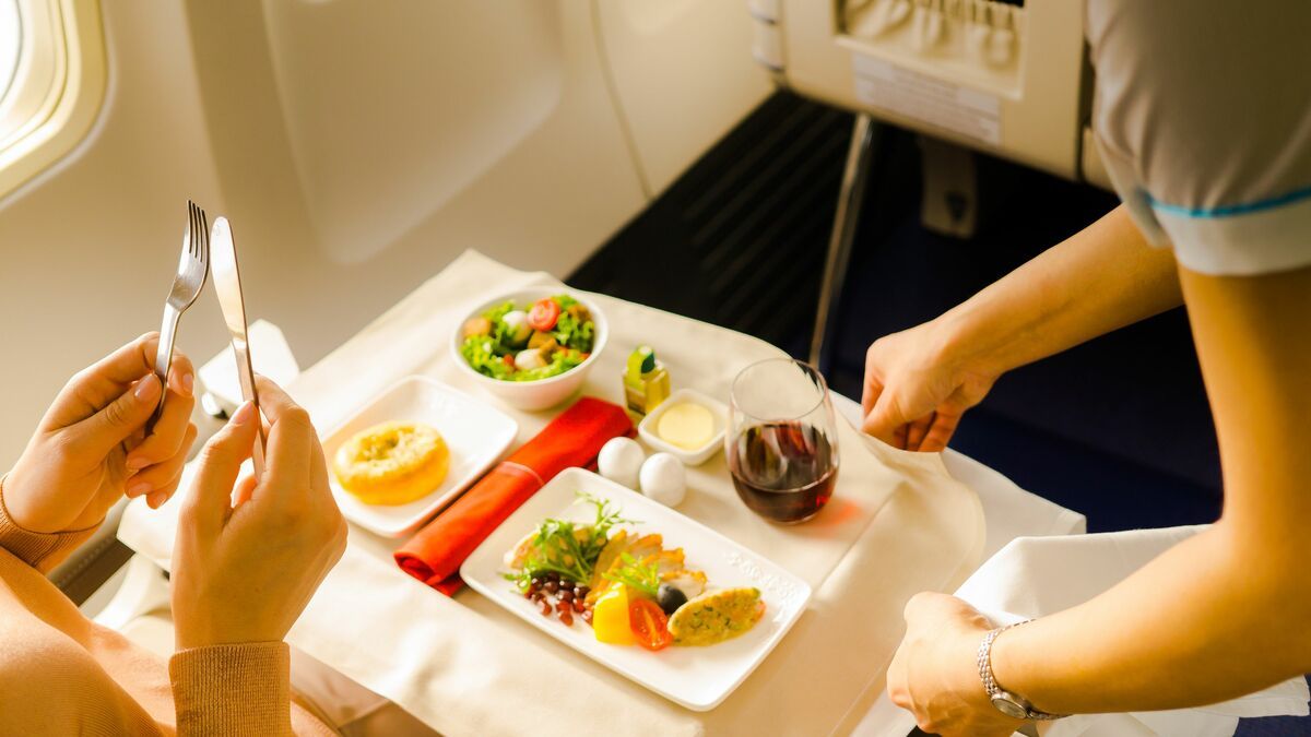 ファーストクラスで｢和食が一食足りない｣事態…その時ANA伝説のCAが最も若い男性客に語りかけたこと | TRILL【トリル】