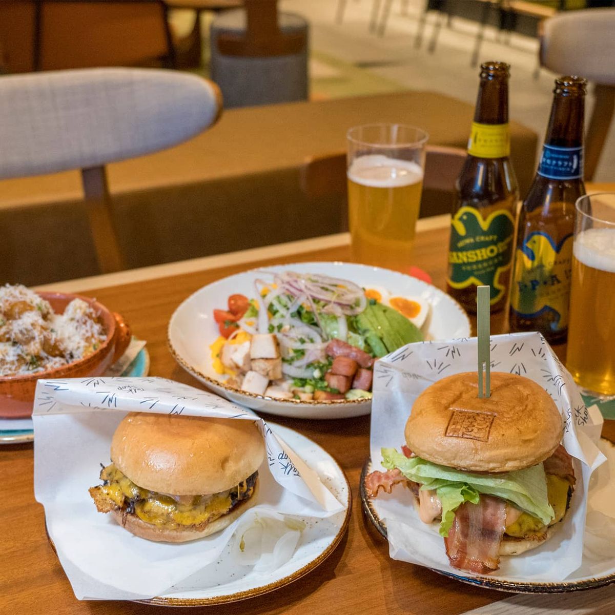 ディナーにほお張るハンバーガー。【キャプション by Hyatt 兜町 東京】は夜も刺激的 | TRILL【トリル】