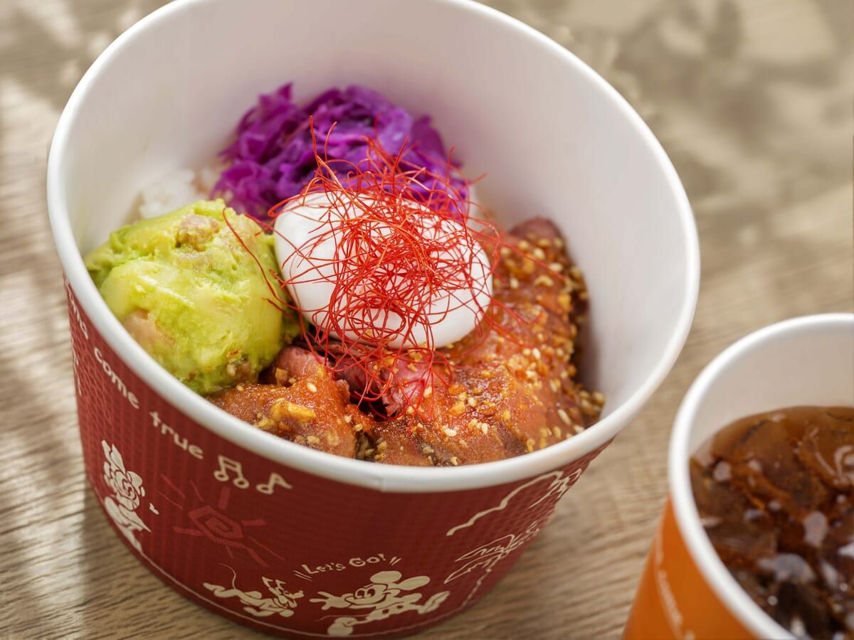 肉も魚も楽しめる贅沢丼！東京ディズニーランド／グランマ・サラのキッチン「サラおばあちゃんのおすすめセット」 | TRILL【トリル】